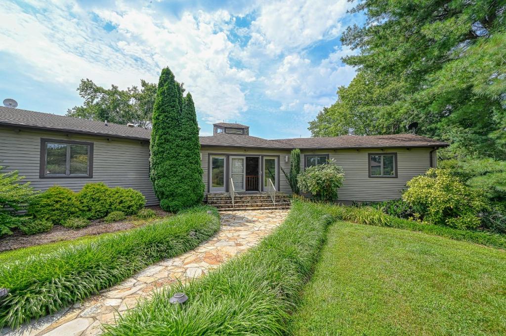 Huge lakefront home with A/C, sunroom, boat ramp, WIFI,game room, deck ...