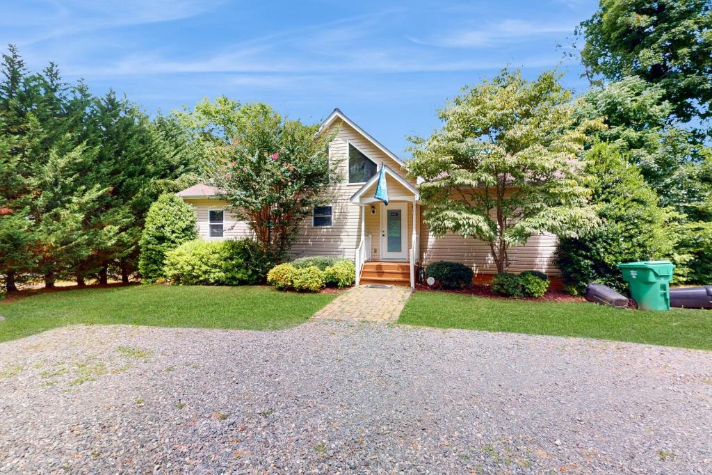 Lakefront retreat with private dock, kayaks, volleyball, firepit, Ping ...