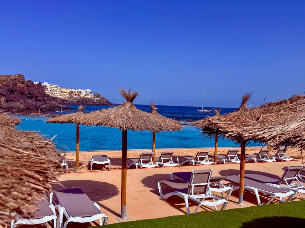 Oceanfront Apartment with Sea Views and Seawater Pool, LG73, Las ...