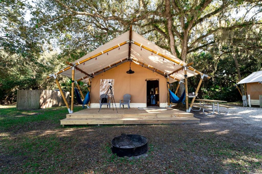Deluxe Safari Tent with Hammocks & Fire Pit Retreat in Basinger ...