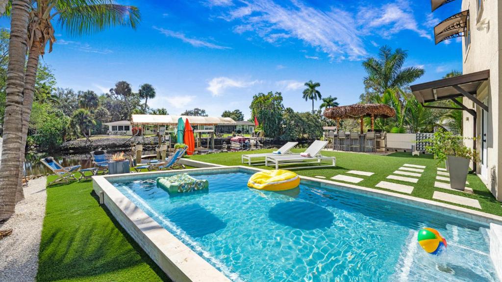 Bay Access Tiki Bar Getaway Pool Spa Sleeps 10, Bonita Springs (mga ...