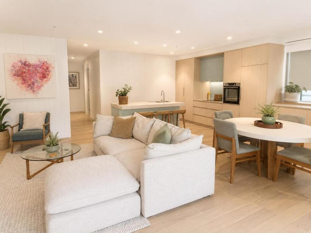 The Terrace Pet friendly, 150m to shops, sleeps 4, modern, central ...