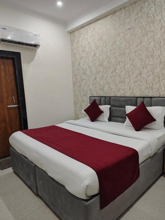The Krishna Nikunjvan, Vrindāvan (updated prices 2026)
