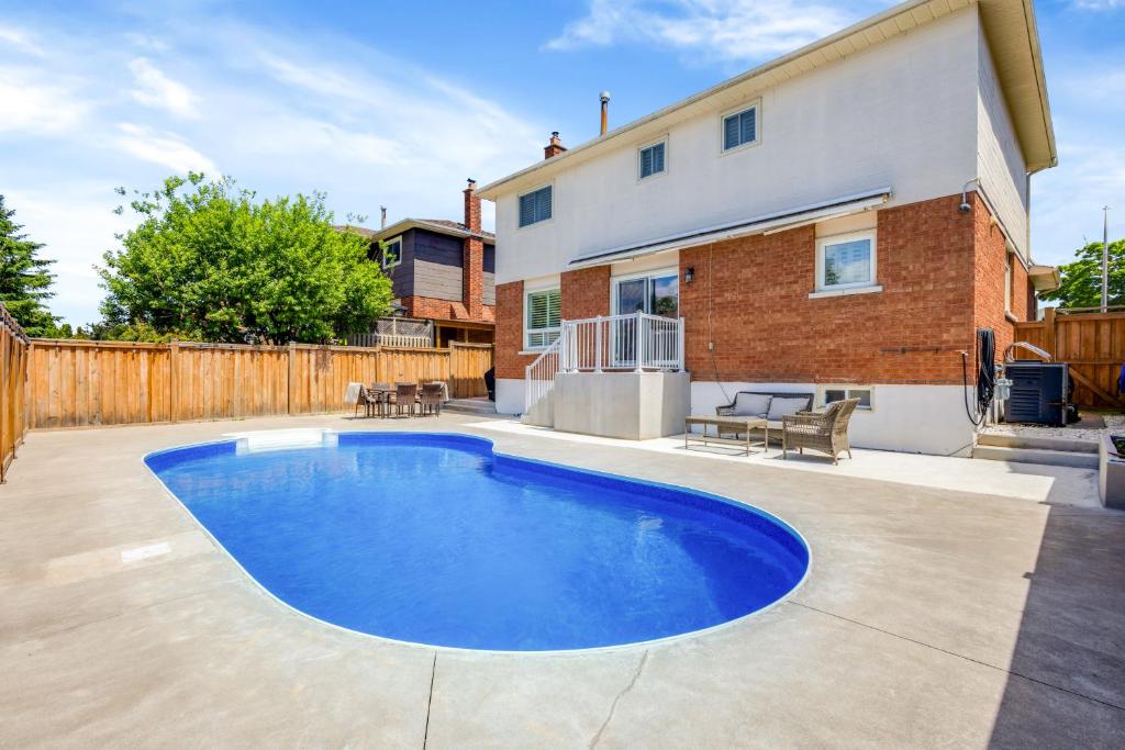 Modern 4BR Family Home with Pool in Whitby, Whitby (precios ...