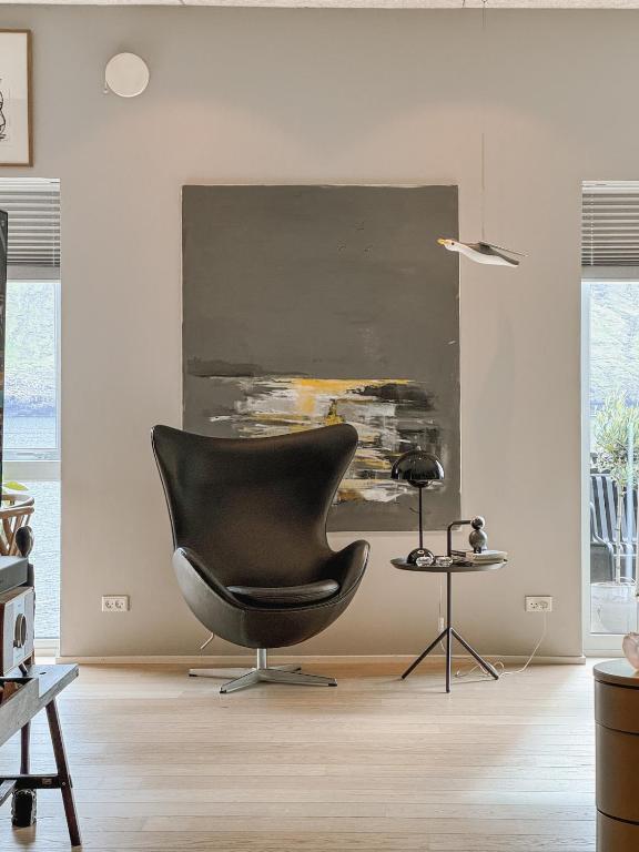 Modern 2 BR apartment with stunning views, Norðoyri (precios ...