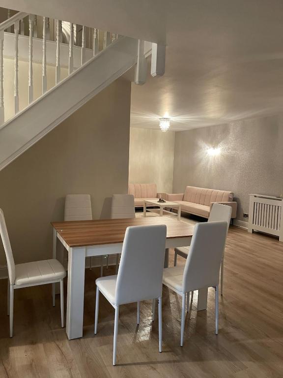 The Harlington Garden House 5BR with Large Garden, Hillingdon (precios ...