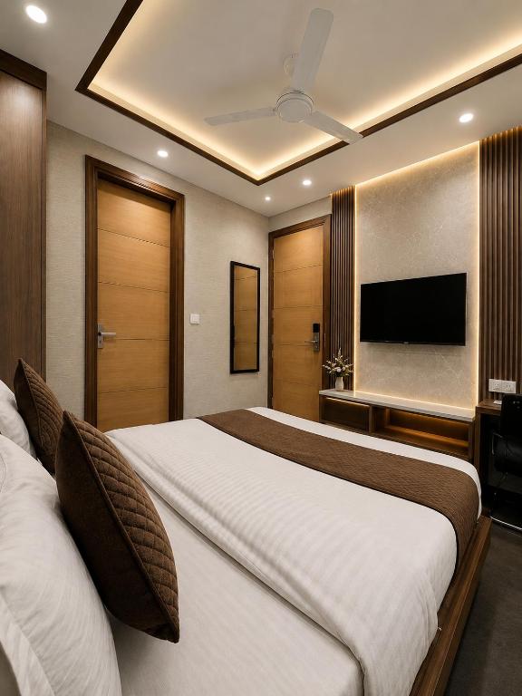Hotel Aman Suites Inn Just Near New Delhi Railways Station & Connaught ...