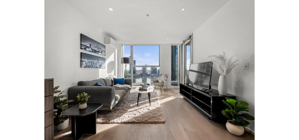 NYE Chic Waterfront 2BR Luxe With Pool, Gym, Parking, Melbourne ...