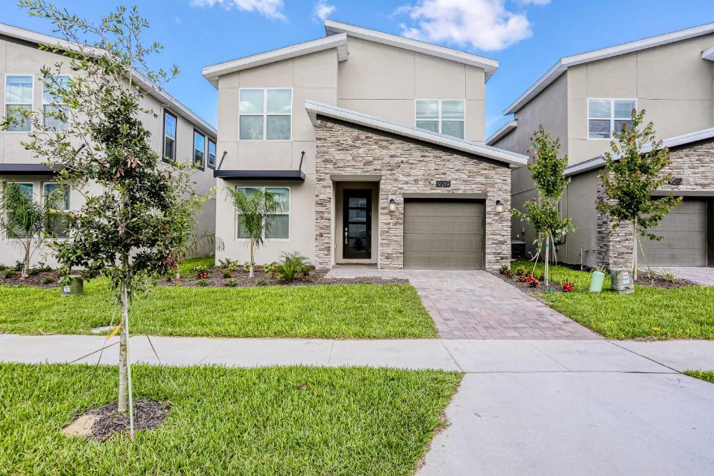All-new, charming home with screened pool with spa, game room ...