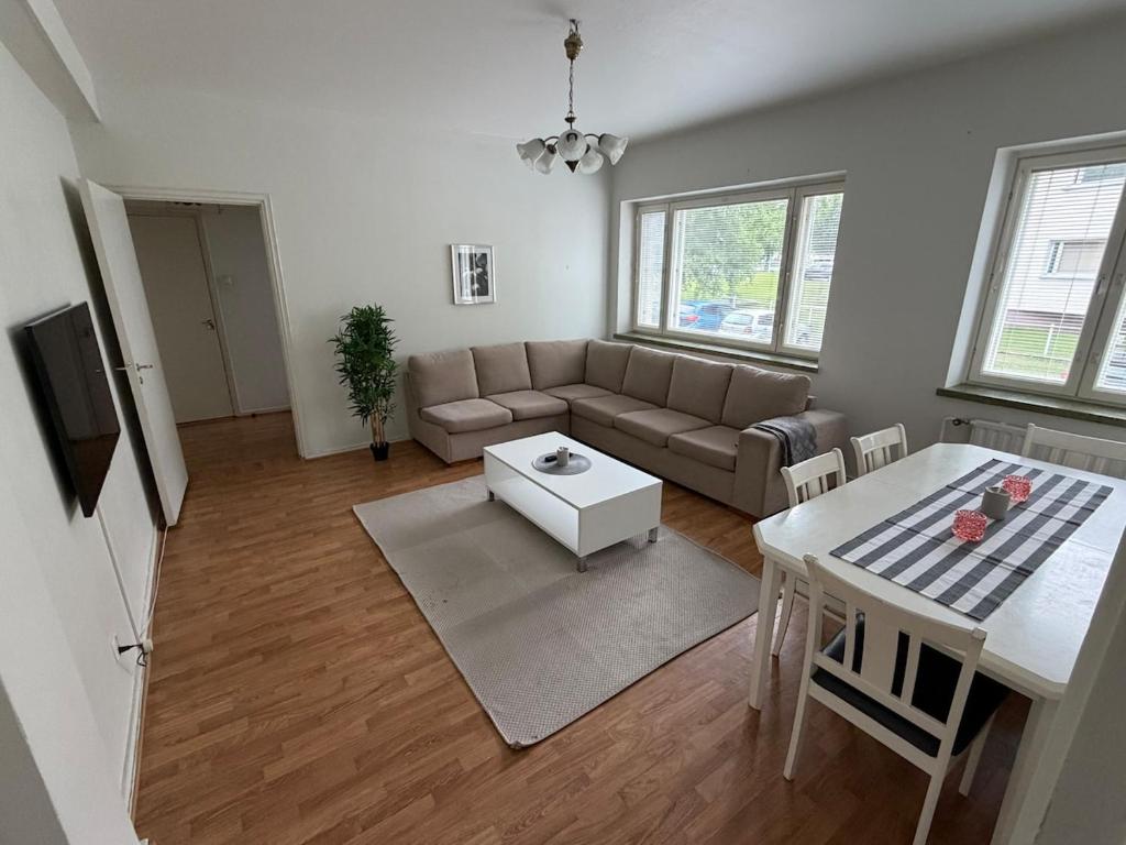 Cozy two-bedroom apartment close to the bus and train stations, Kemi ...