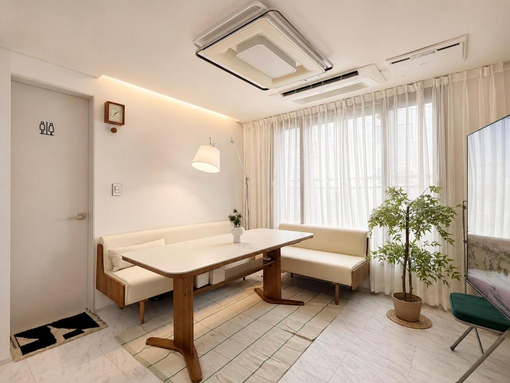 Newly opened, free parking, elevator, hotel bedding, 50-inch TV ...
