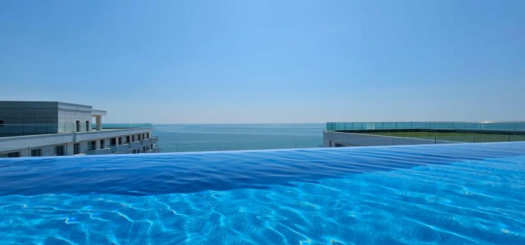 Infinity Pool Bliss - Beach Pool & Spa Resort, Mamaia Sat/Năvodari ...