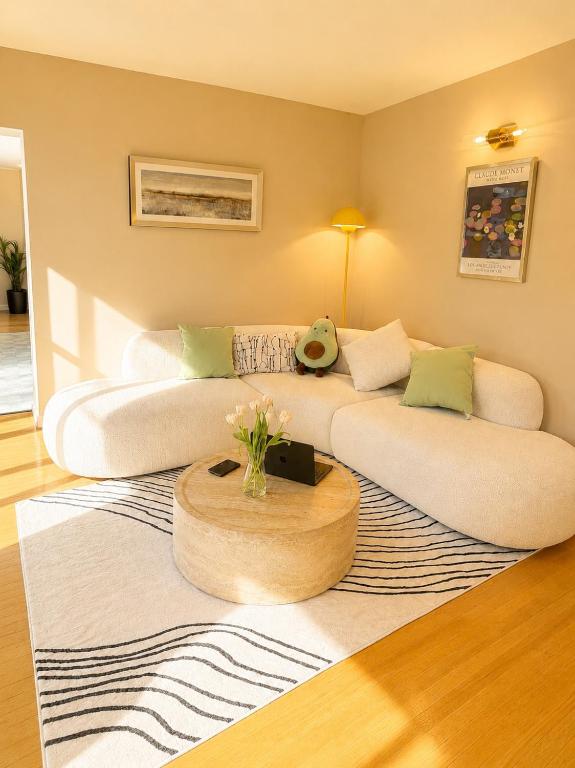 Bright Westside Home for up to 8 Near UBC Beach Downtown, Vancouver ...