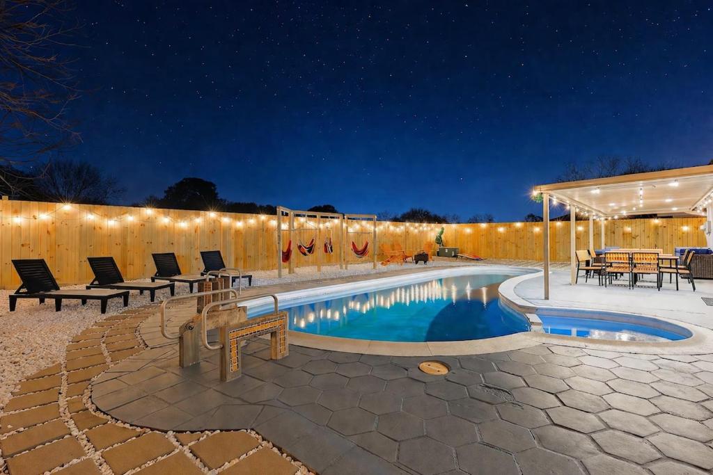 Sleeps 16 with a pool, gym and gameroom, Houston (preços atualizados 2026)