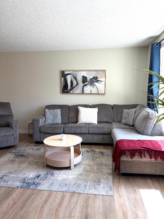 Brentwood Bungalow Near LRT Easy Stampede Access, Calgary (precios ...