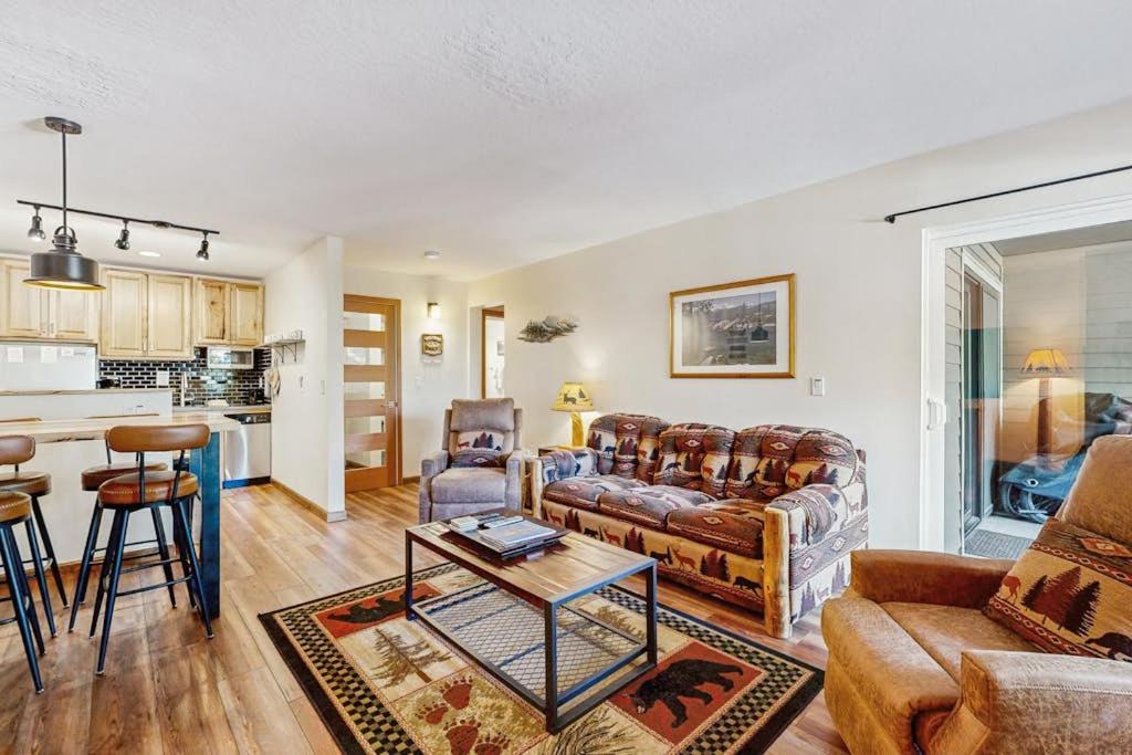 Stylish Condo - Private Beach Access Shared Hot Tub Pools Marina ...