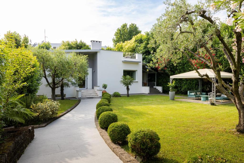 Villa Colli Storici - Private Garden and Garage, 50m from Lake（デセンツァーノ ...