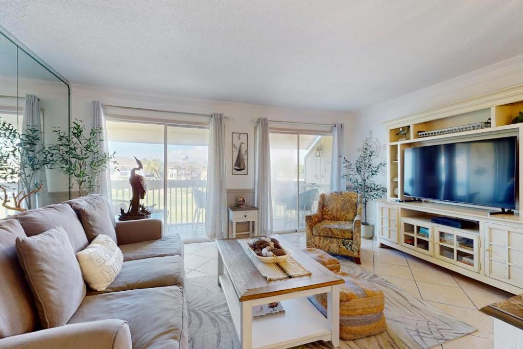 Waterfront condo in private beach resort best free amenities in Destin ...