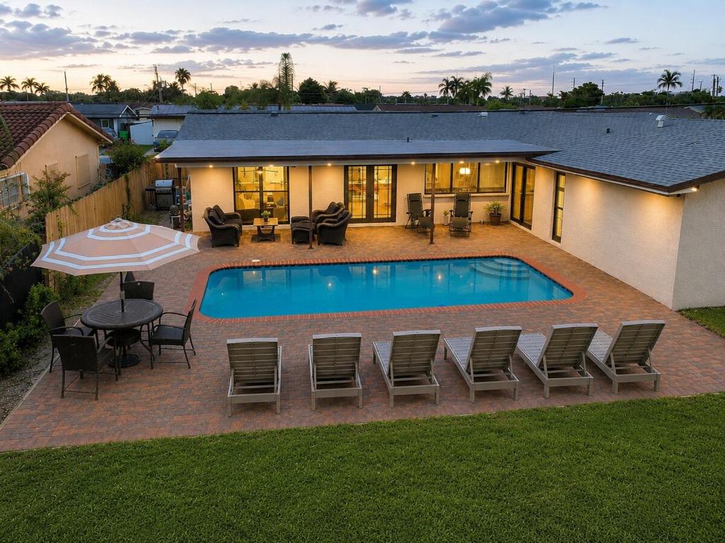Sunrise Pool Oasis 5 Bedroom Home Near Hard Rock Stadium, Sunrise ...