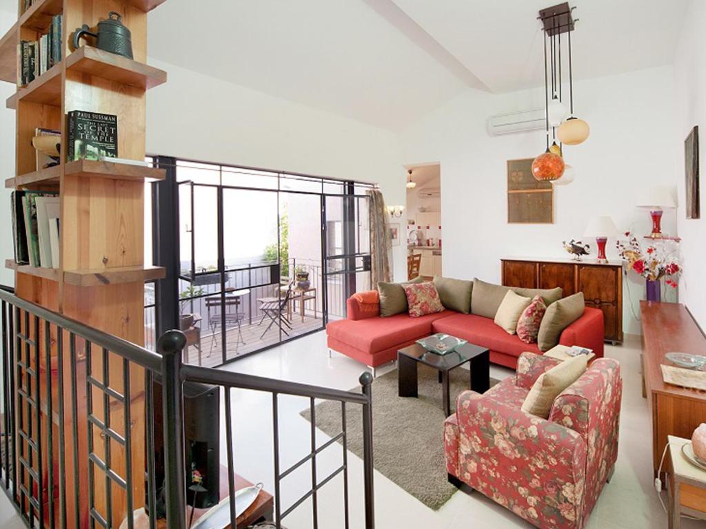 Charming Sunny Haven With Balcony - Tel-Aviv