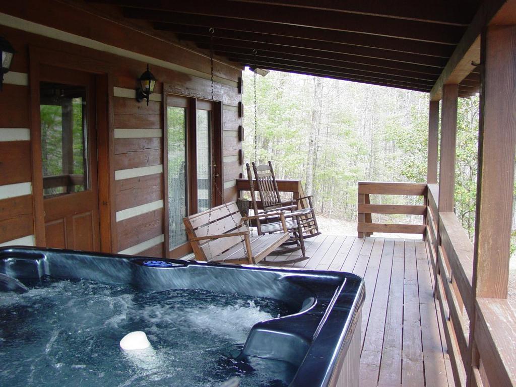 Ferienhaus Serenity Ridge - Secluded Log Cabin on Knoll Top Setting ...