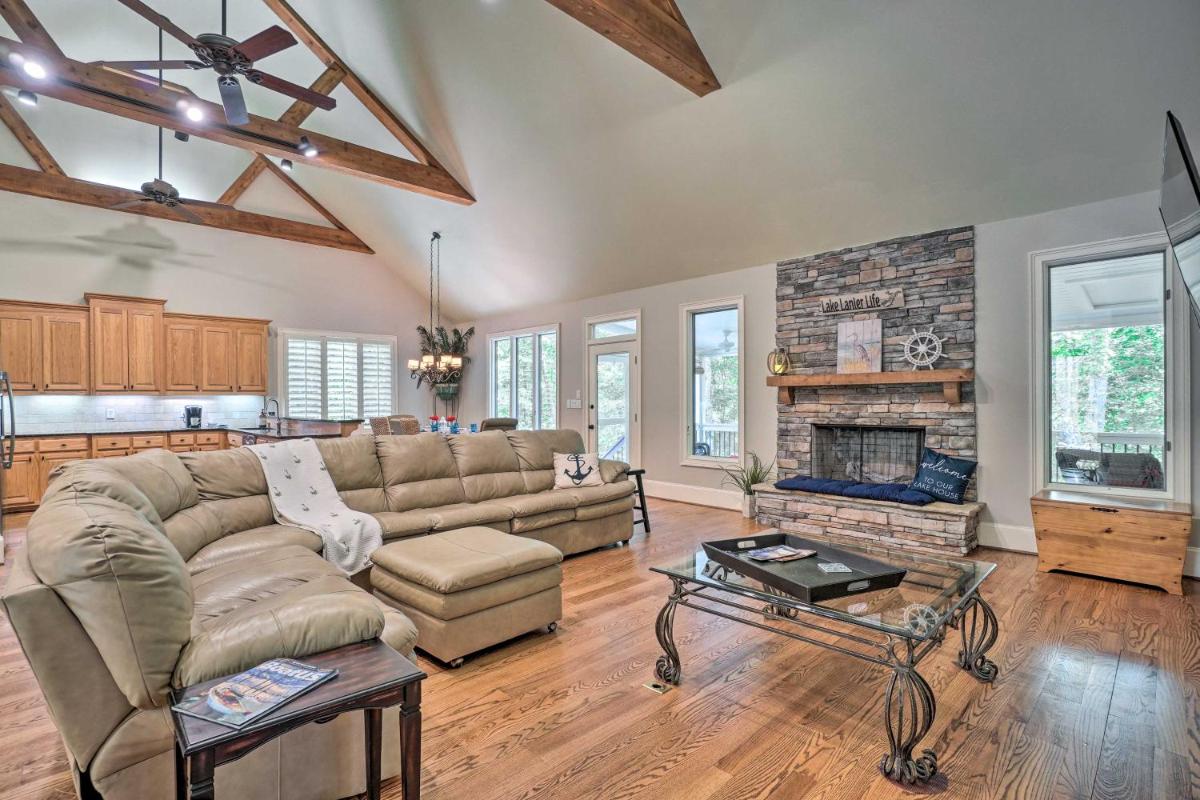 Grand Place Vacation with Grill and Pool Table! | Holiday Home in ...