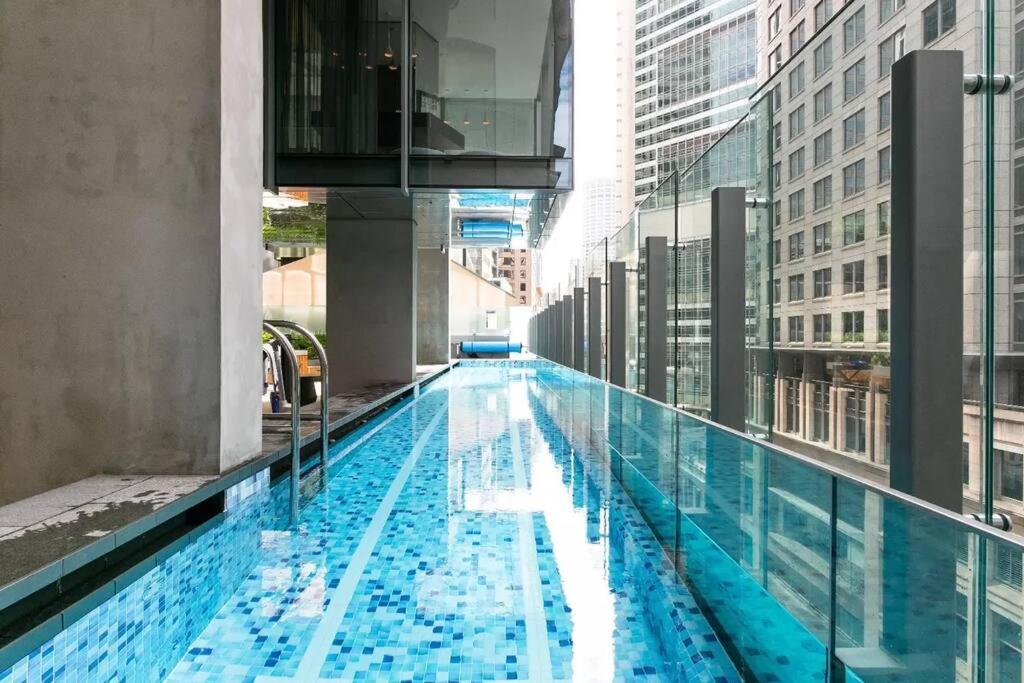 Lovely One Bedroom + Study with Infinity Pool - Sydney
