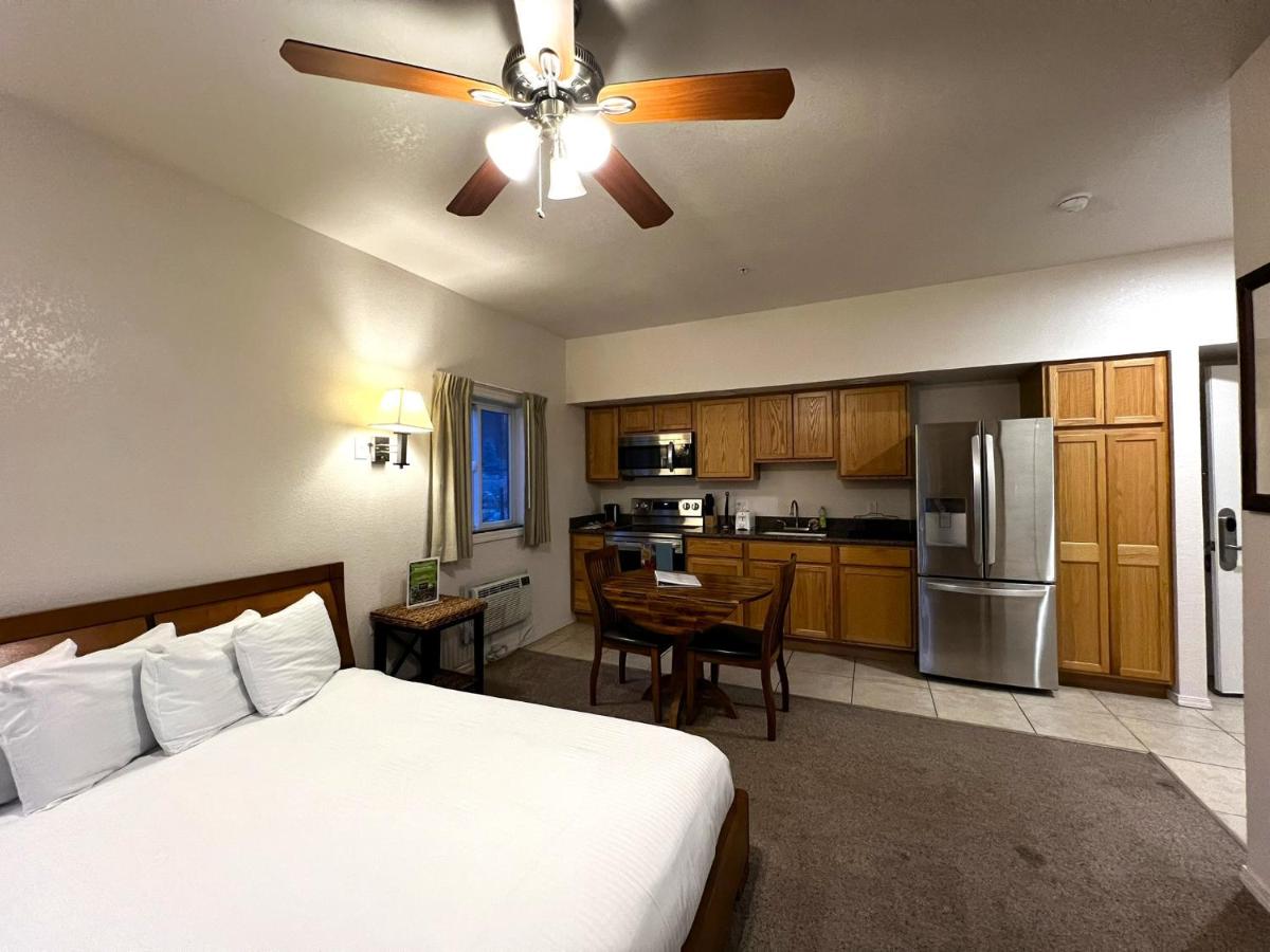Canyon Plaza Premier Studio and Apartments - SuiteTrails