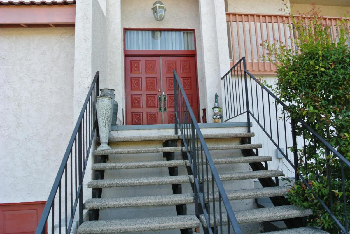 Mini Mansion in Hollywood Hills - SuiteTrails
