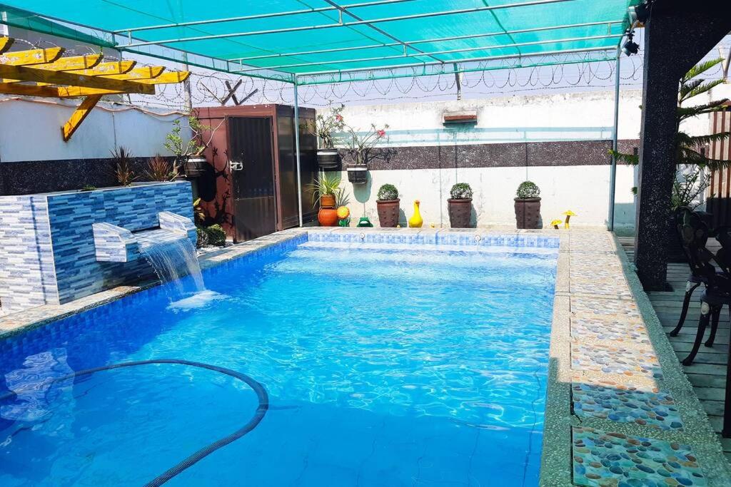 Private House w/ Swimming pool Staycation Tarlac - Housity
