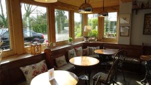 The Furze Bush Inn, Newbury (updated prices 2025)
