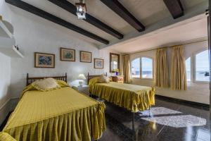 Villa Coki Deluxe - First line of the beach, Telde (updated prices 2025)