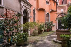 Fenice Double Canal view by LionHost, Venice (updated prices 2026)