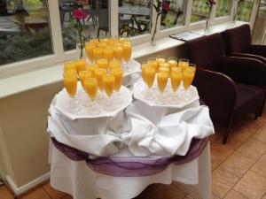 Warren Lodge, Shepperton (updated prices 2025)