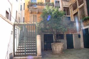 Hotel Caneva, Venice (updated prices 2025)