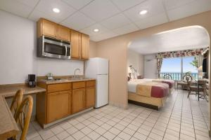 Days Inn by Wyndham Panama City Beach/Ocean Front, Panama City Beach ...