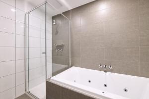 Club Laverton, Laverton (updated prices 2025)