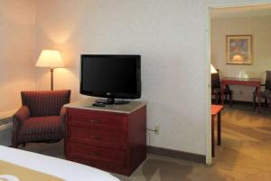 Quality Inn & Suites Albuquerque Downtown University, Albuquerque ...