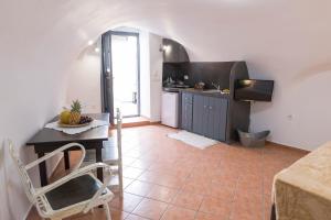 Lotza Studios, Oia (updated prices 2025)