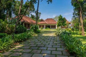 Cheppanam House with Backwater View and Pvt Lawn by StayVista ...