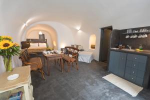 Lotza Studios, Oia (updated prices 2025)