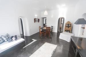 Lotza Studios, Oia (updated prices 2025)