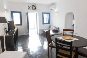 Lotza Studios, Oia (updated prices 2025)