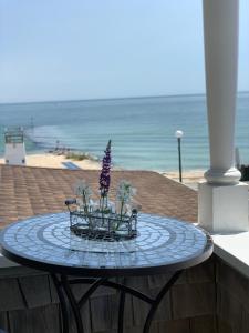 Inkwell Beach Cottage, Oak Bluffs, MA - Booking.com