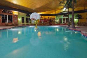 Country Inn & Suites by Radisson, Appleton North, WI, Little Chute ...