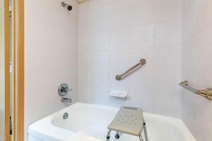 Ramada by Wyndham Coquitlam, Coquitlam (updated prices 2025)