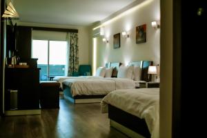 Pyramid Edge Hotel & Exclusive Pyramids View Rooftop, Cairo (updated ...