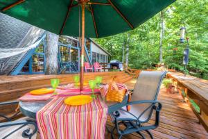 Quiet Lakefront Cottage with Dock and Resort Access!, Innsbrook ...