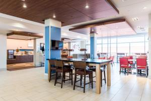 Holiday Inn Express & Suites Madison, an IHG Hotel, Madison (updated ...