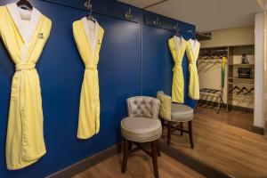 Staypineapple, Hotel Rose, Downtown Portland, Portland – Updated 2024 ...